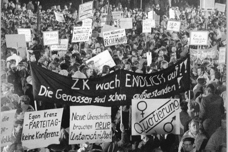 Das Ende der SED und die Wandlung zur PDS | DDR kompakt | bpb.de