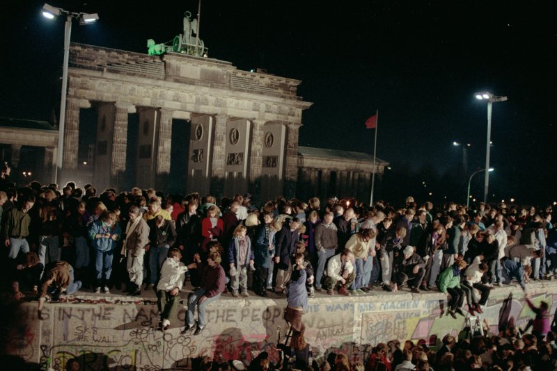 Als die Mauer fiel - der 9. November 1989 | Hintergrund aktuell | bpb.de