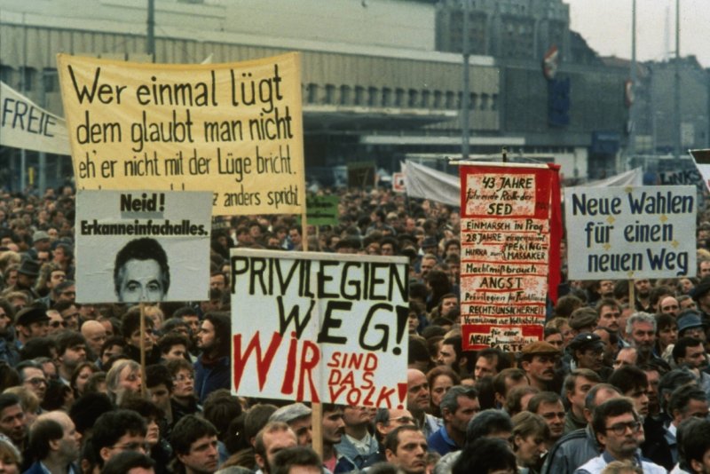 Demonstration am 4. November 1989 auf dem Berliner Alexanderplatz | DDR kompakt | bpb.de