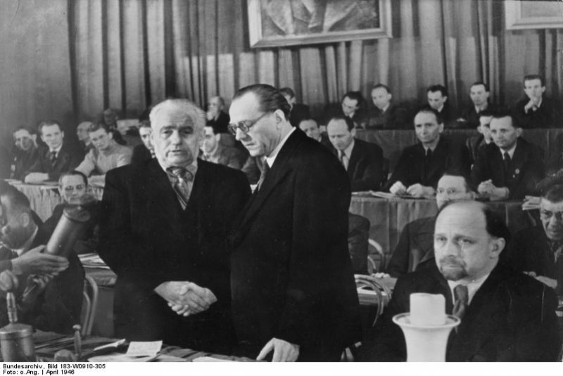 Vereinigung von KPD und SPD zur SED | DDR kompakt | bpb.de