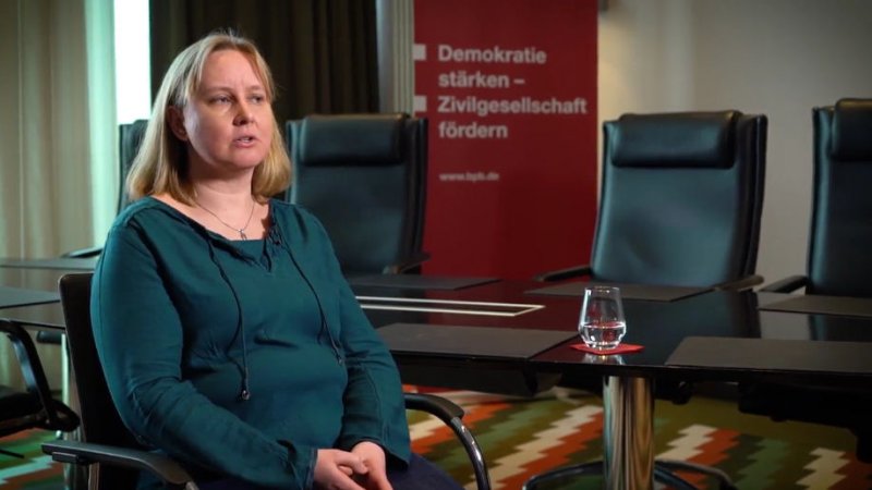 Susanne Springborn über Rechtsextremismus im Verein und Ehrenamt | bpb.de