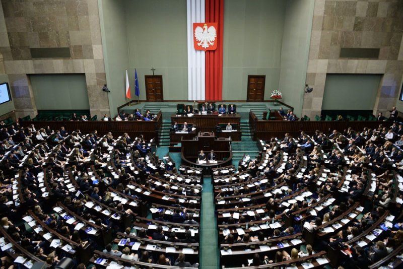 Parlamentswahl in Polen: Nationalkonservative gewinnen klar | Hintergrund aktuell | bpb.de