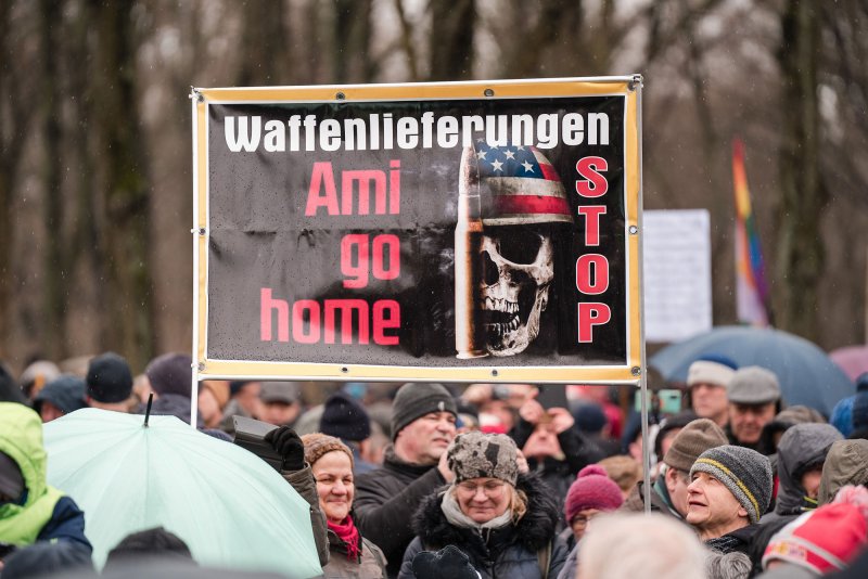 Gibt es eine aus Links- und Rechtsextremisten bestehende „Querfront ...