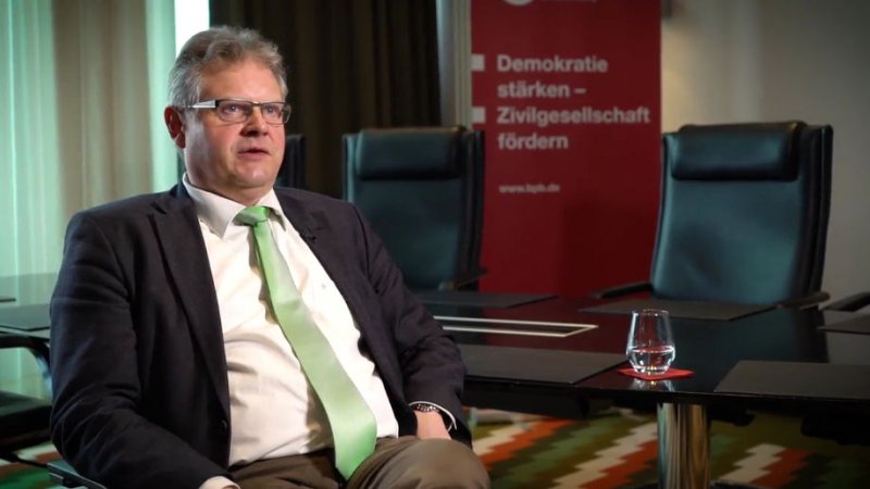 Gerhard Wetzel über den schwierigen Umgang mit Reichsbürgern | bpb.de