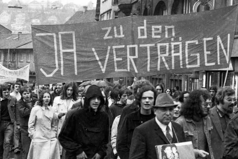 Vor 50 Jahren: Unterzeichnung des Warschauer Vertrags | Hintergrund ...
