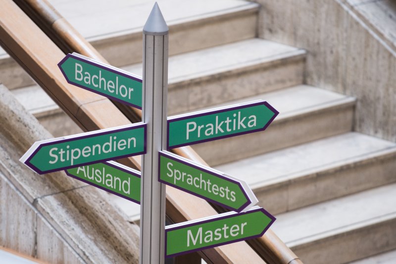 Hilft Bildungsberatung soziale Hürden zum Studium zu überwinden? | bpb.de