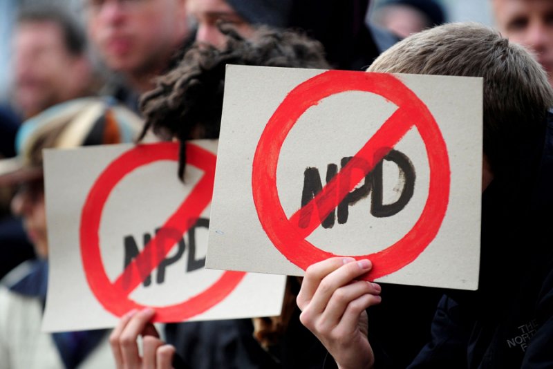 Die NPD-Verbotsdebatte 2000-2006 | Rechtsextremismus | bpb.de