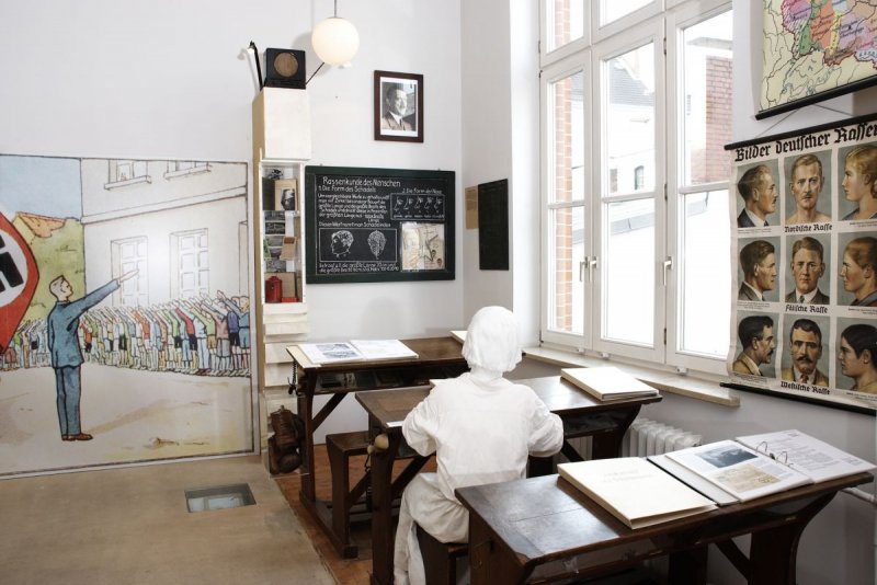 Ausstellung "Schule unterm Hakenkreuz und Neuanfang 1945" im Hamburger Schulmuseum | Themen | bpb.de