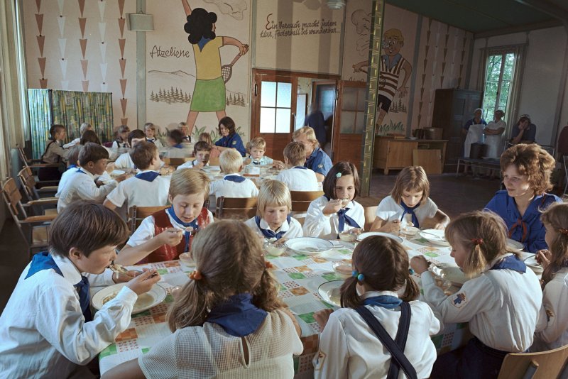Erziehungswesen | DDR kompakt | bpb.de