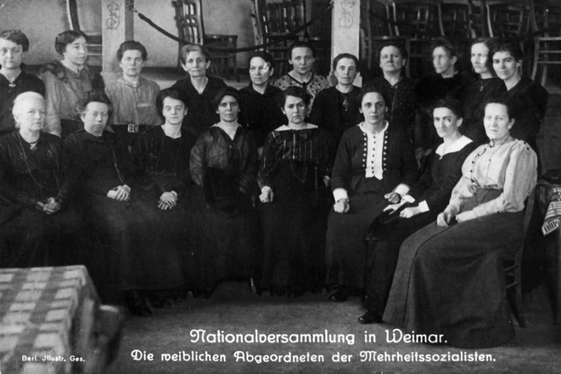 Vor 95 Jahren: Erste Frauen im Parlament | Hintergrund aktuell | bpb.de