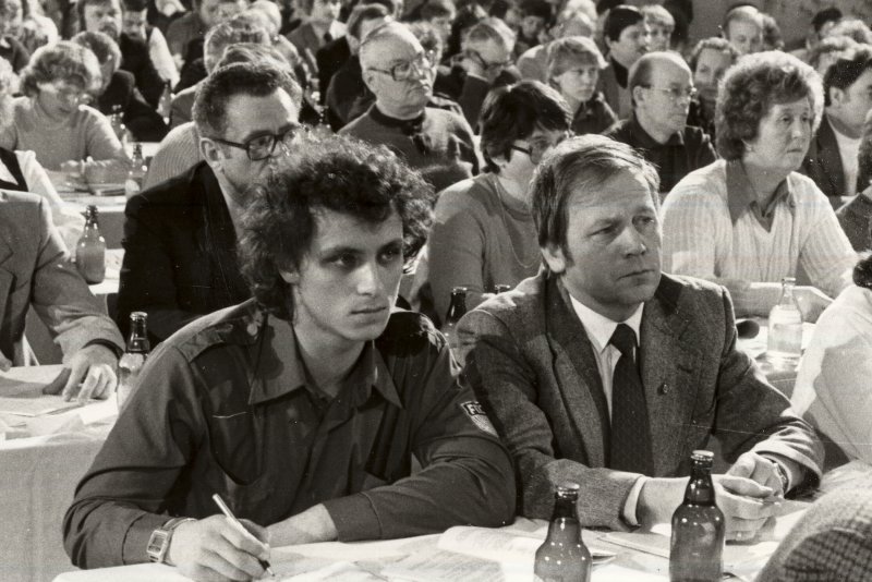 Die neue Zweiklassengesellschaft | Deutschland Archiv | bpb.de