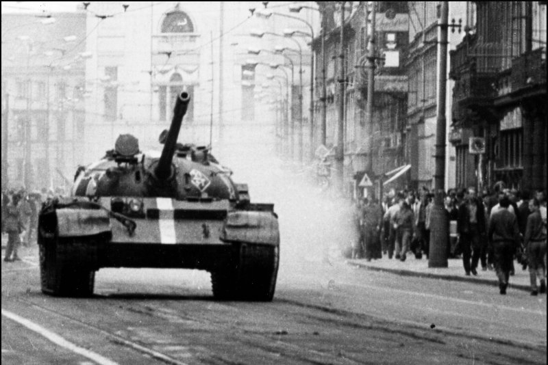 Zeitzeugenfotos vom Einmarsch in Prag am 21. August 1968 | bpb.de